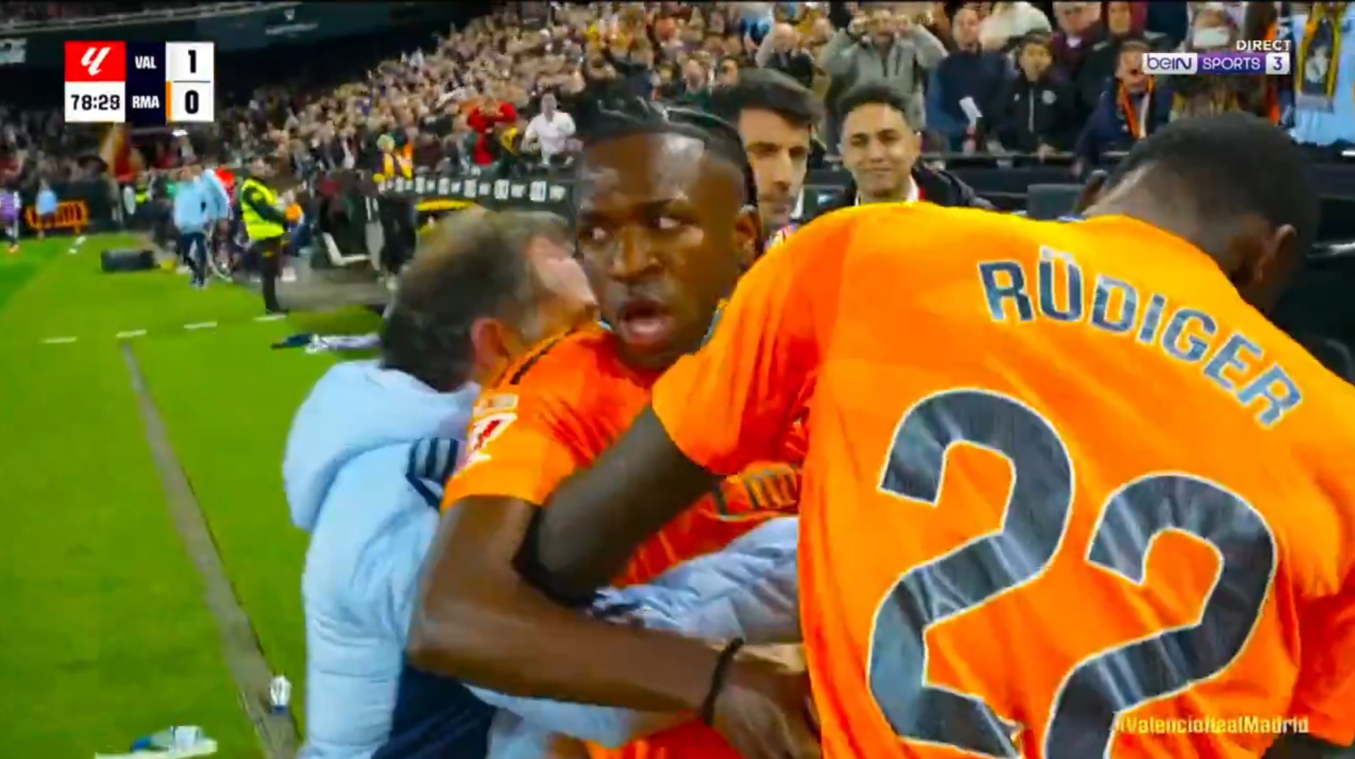 Vinicius fue expulsado y retirado desencajado en Mestalla