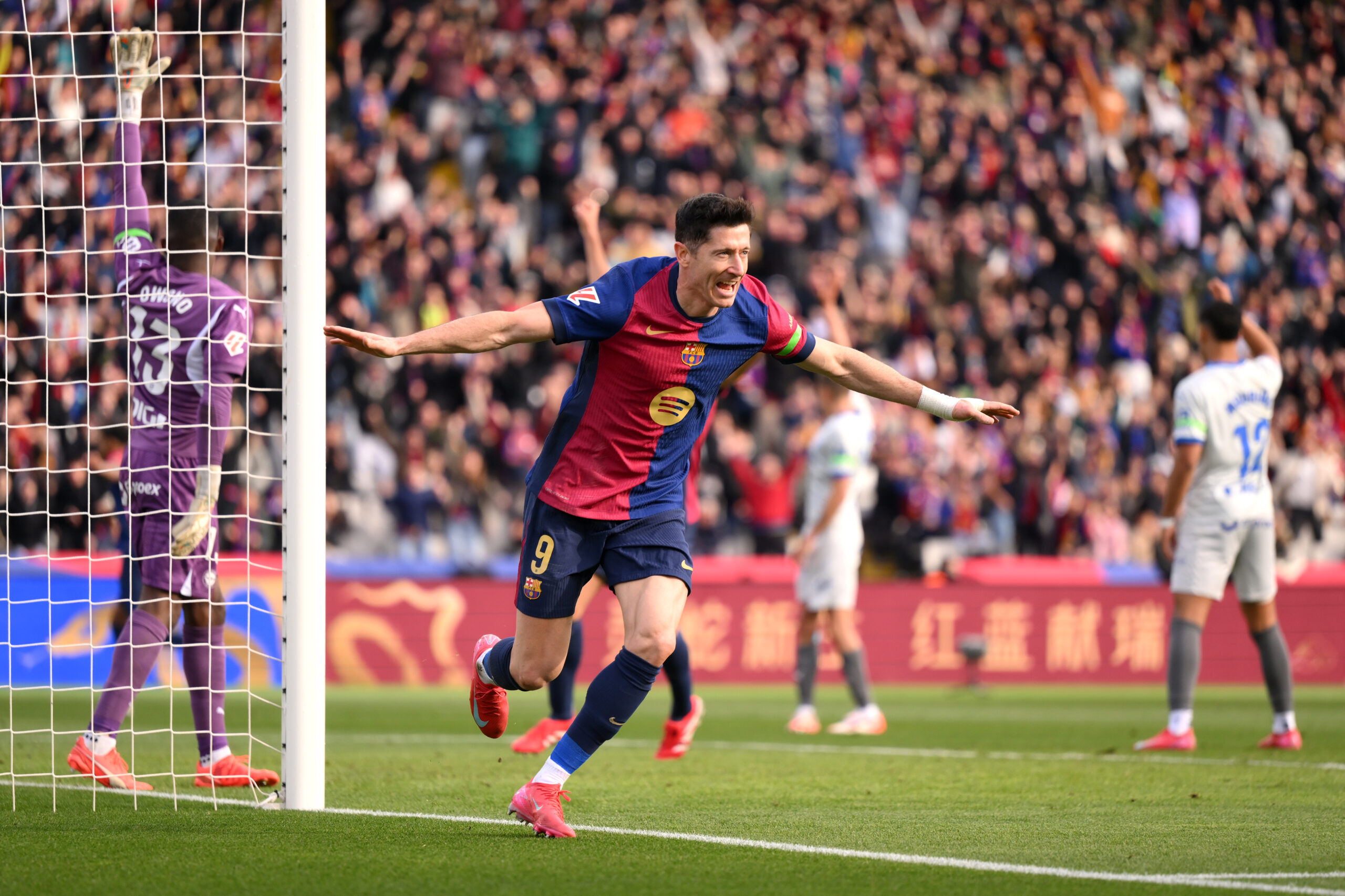 Barcelona aprovechó la caída del Real Madrid y le ganó al Alavés