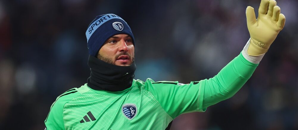 ¡Insólito! - John Pulskamp, arquero de Kansas City, atajó con un gorro ...