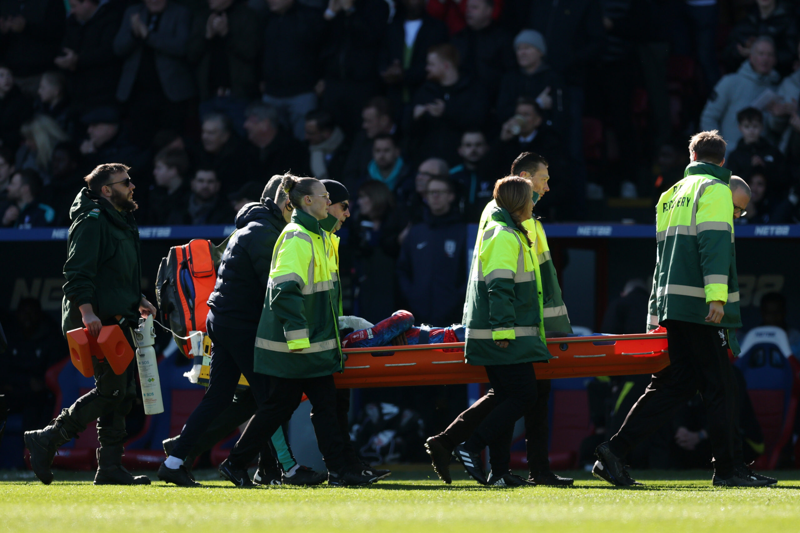 Aterradora imagen en la FA Cup: Jean-Philippe Mateta recibió una patada ...